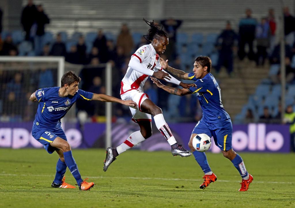 Manucho intenta irse de dos rivales. | Marca.com
