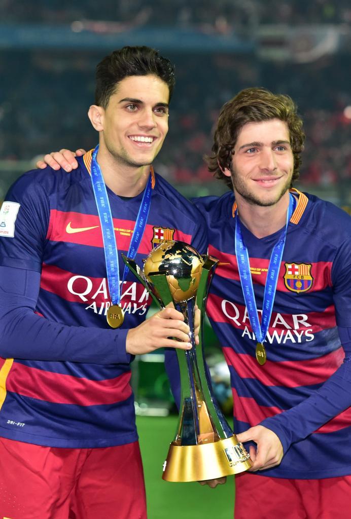 Bartra y sergi roberto posan sonrientes con el... | Marca.com