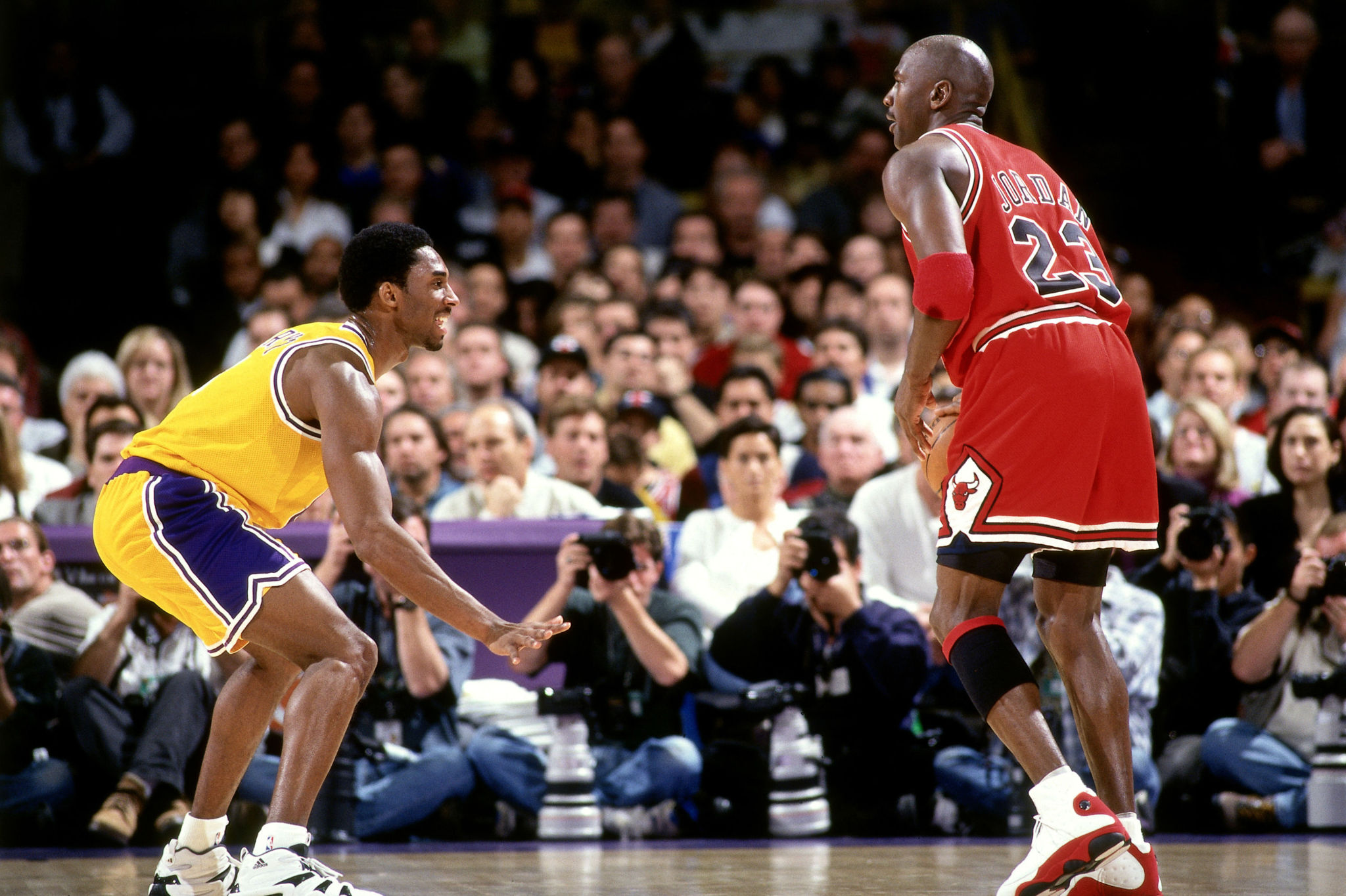 Kobe defiende a jordan durante un partido en el... | Marca.com