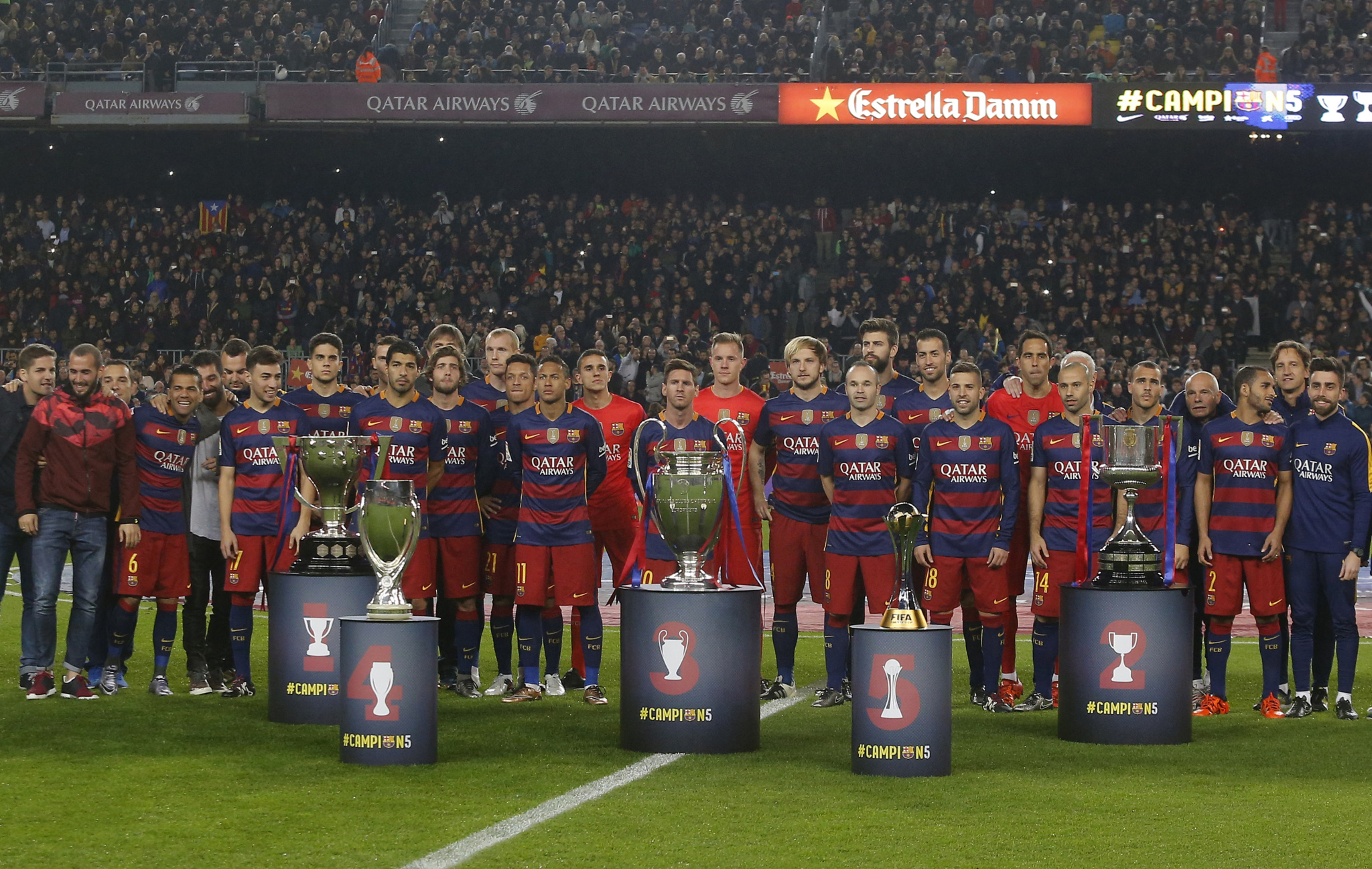 La plantilla ofreció las cinco copas a la... | Marca.com