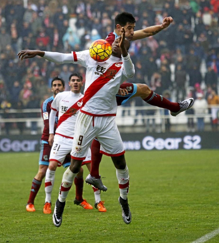 Manucho salta con yuri por un balón aereo | Marca.com