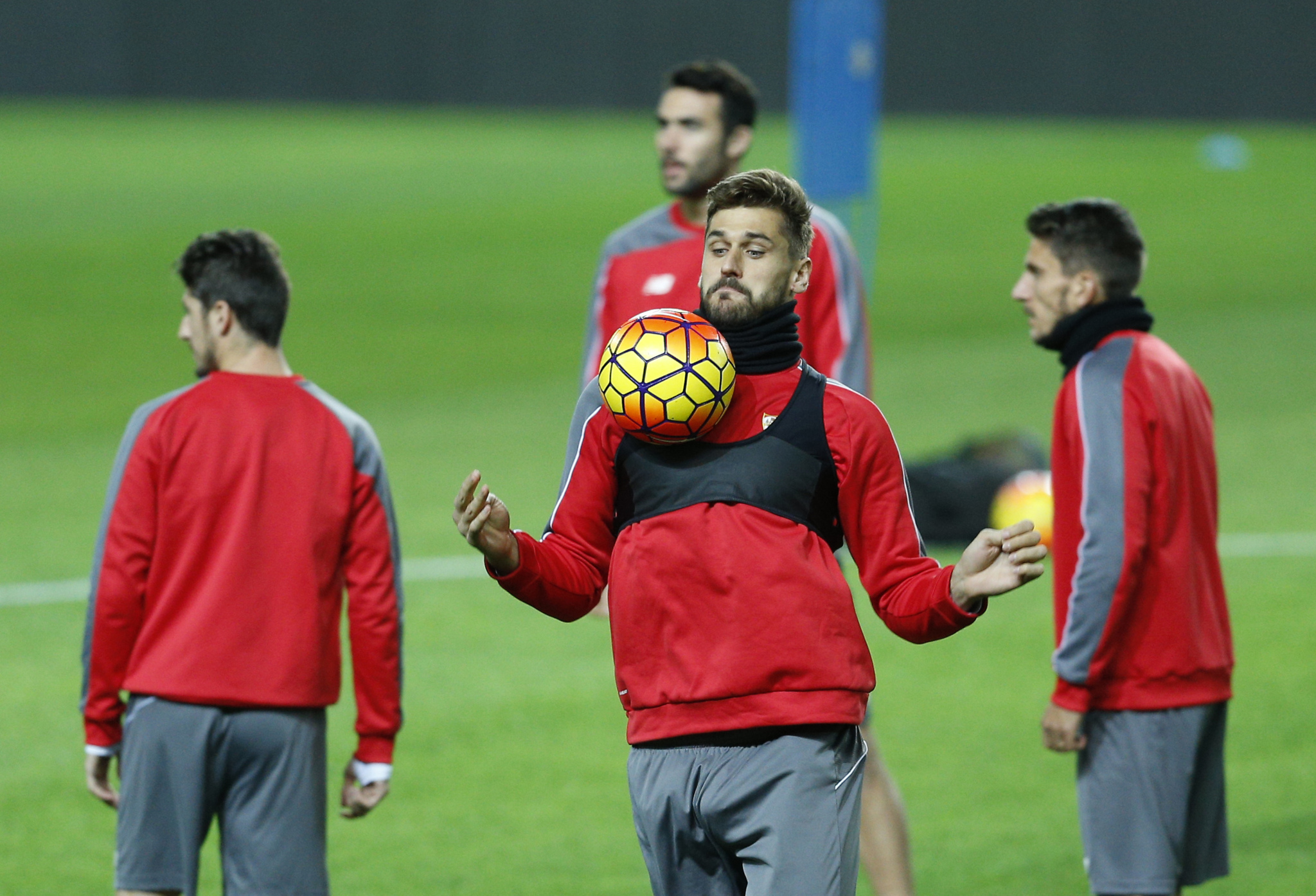 Llorente controla el balón con el pecho | Marca.com