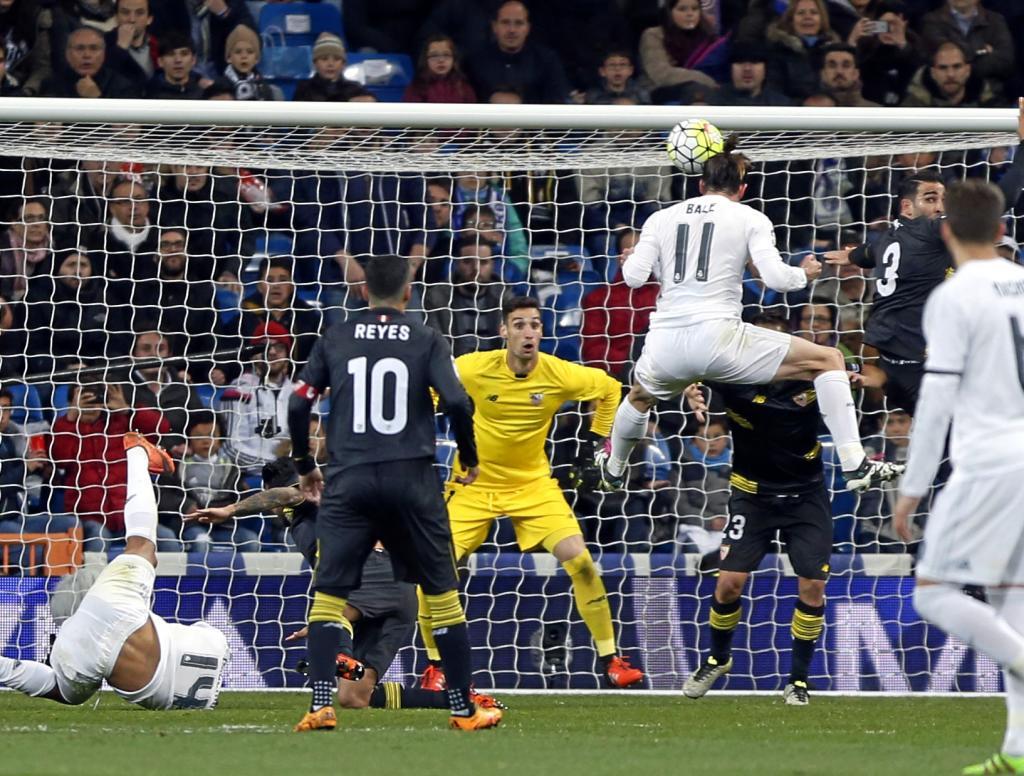 Remate de cabeza de bale al palo. | Marca.com