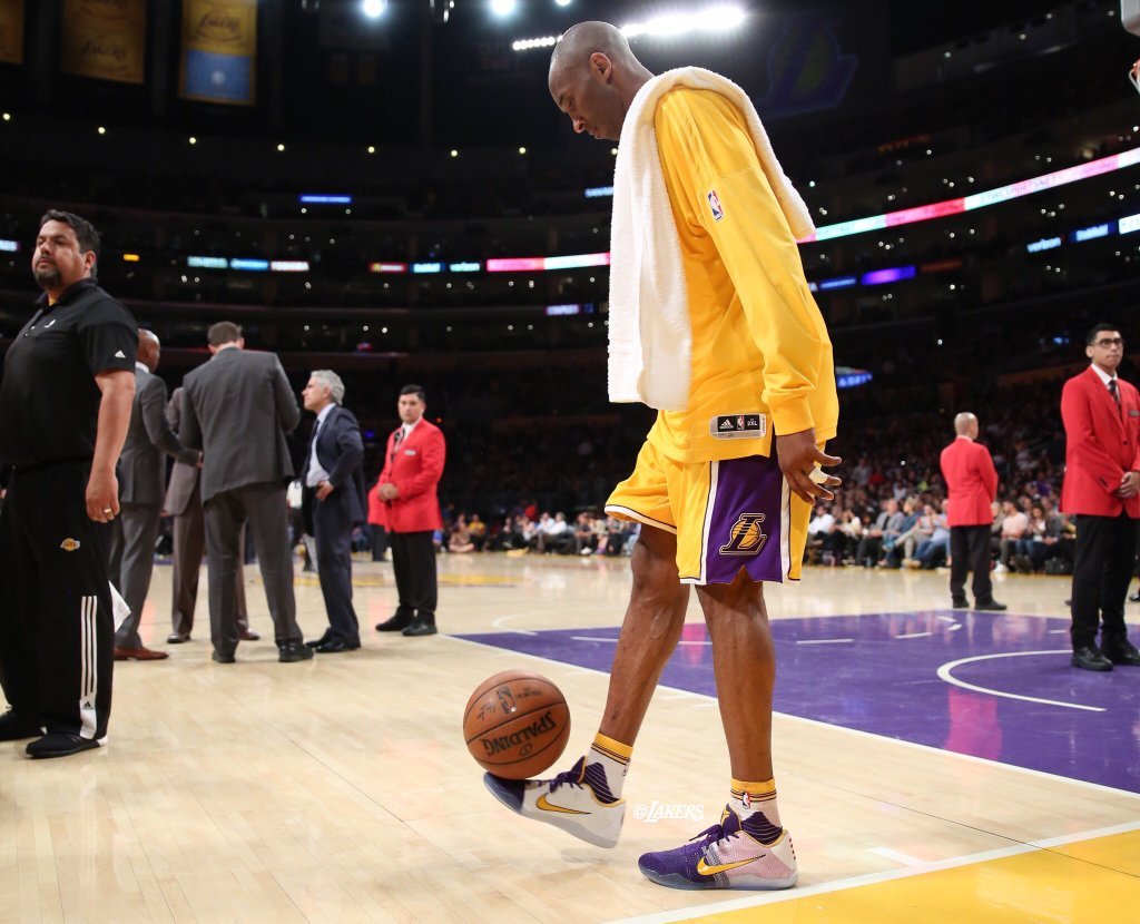 Kobe bryant jugando al fútbol durante el... | Marca.com