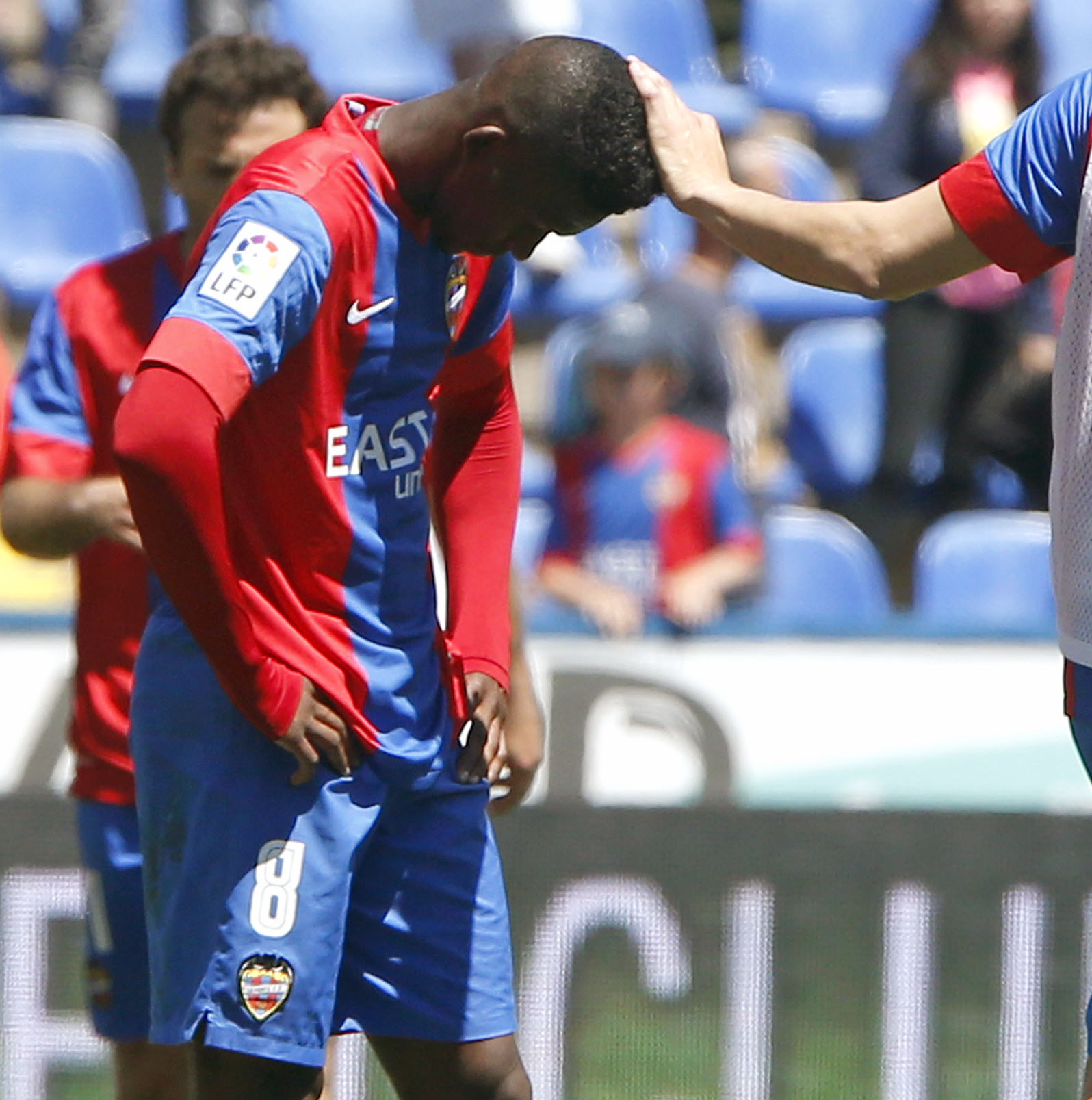 Fin del partido. lerma hundido en el centro del... | Marca.com