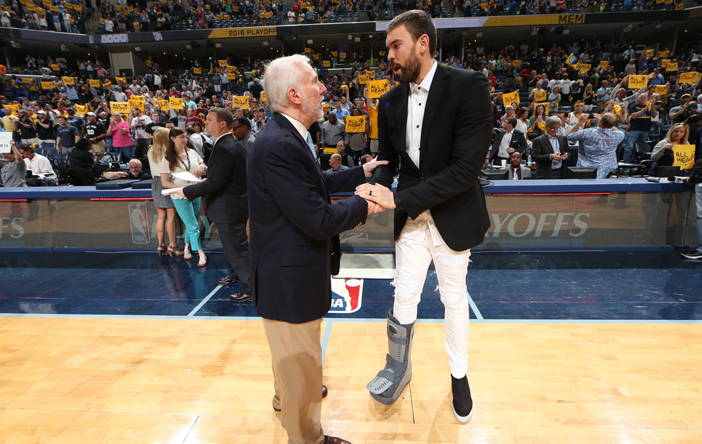 Gregg popovich charlando en memphis con marc gasol | Marca.com