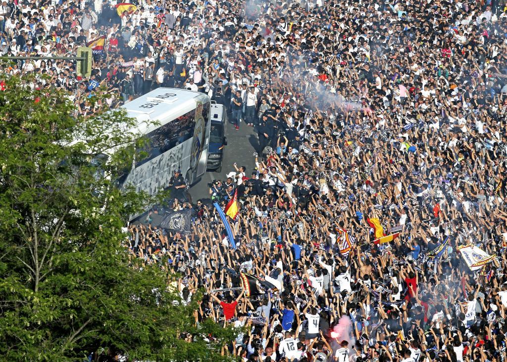 Real Madrid fans show overwhelming support upon bus arrival - Foto 5 de ...