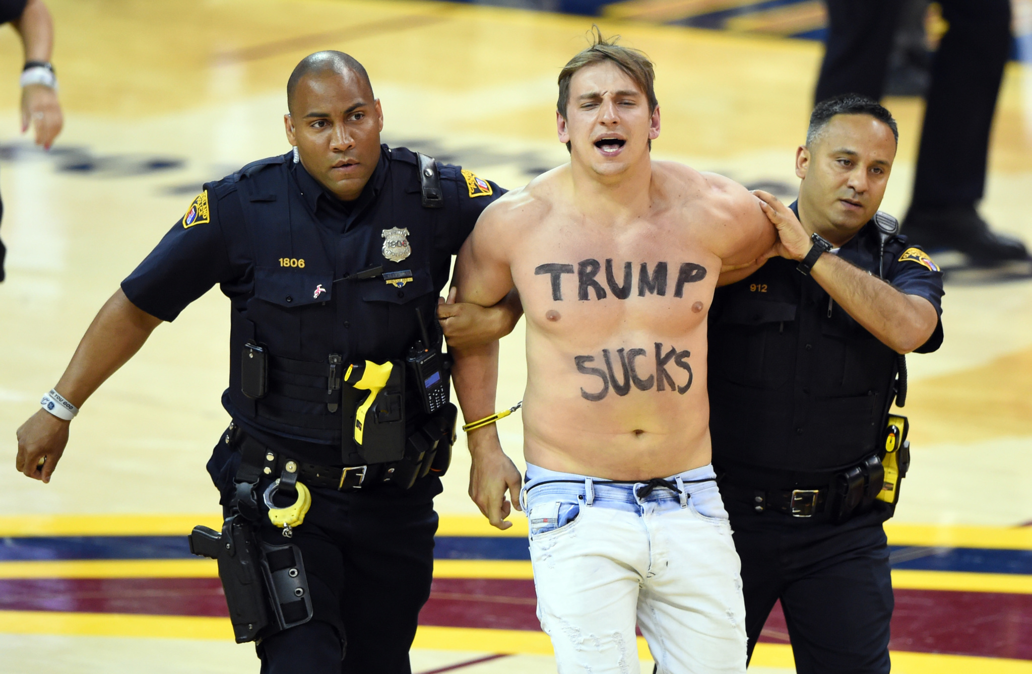 La secuencia: un espontáneo asalta las Finales NBA: "Trump apesta ...