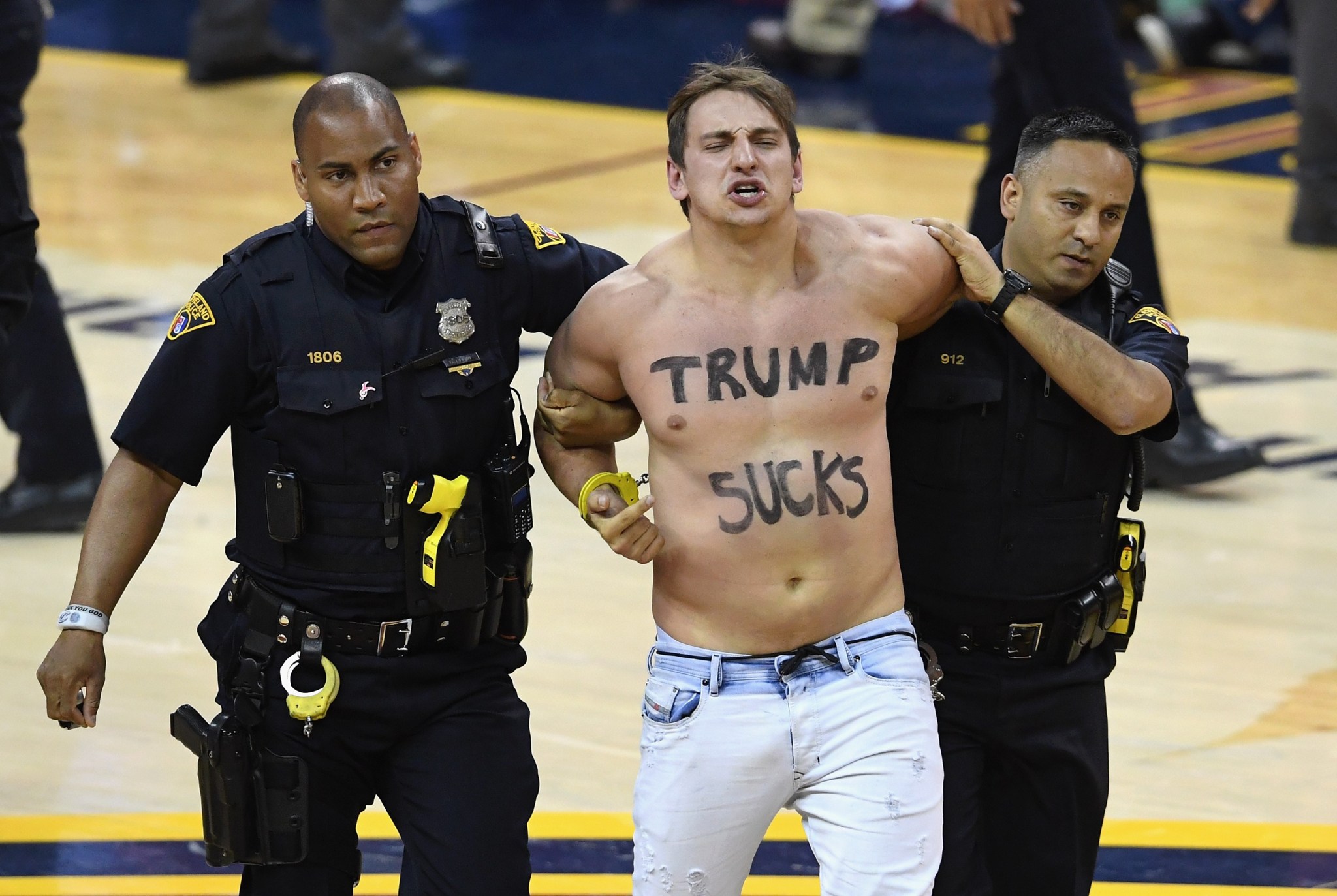 La secuencia: un espontáneo asalta las Finales NBA: "Trump apesta ...