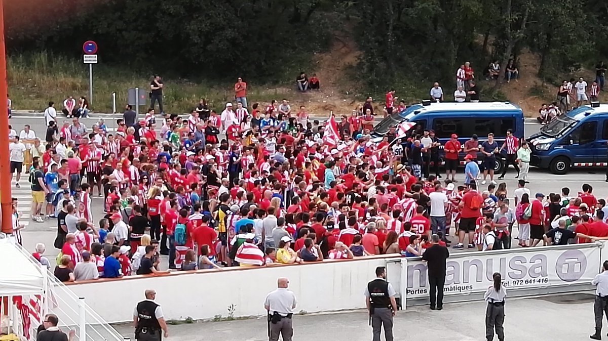 La afición del girona recibió a su equipo por... | Marca.com