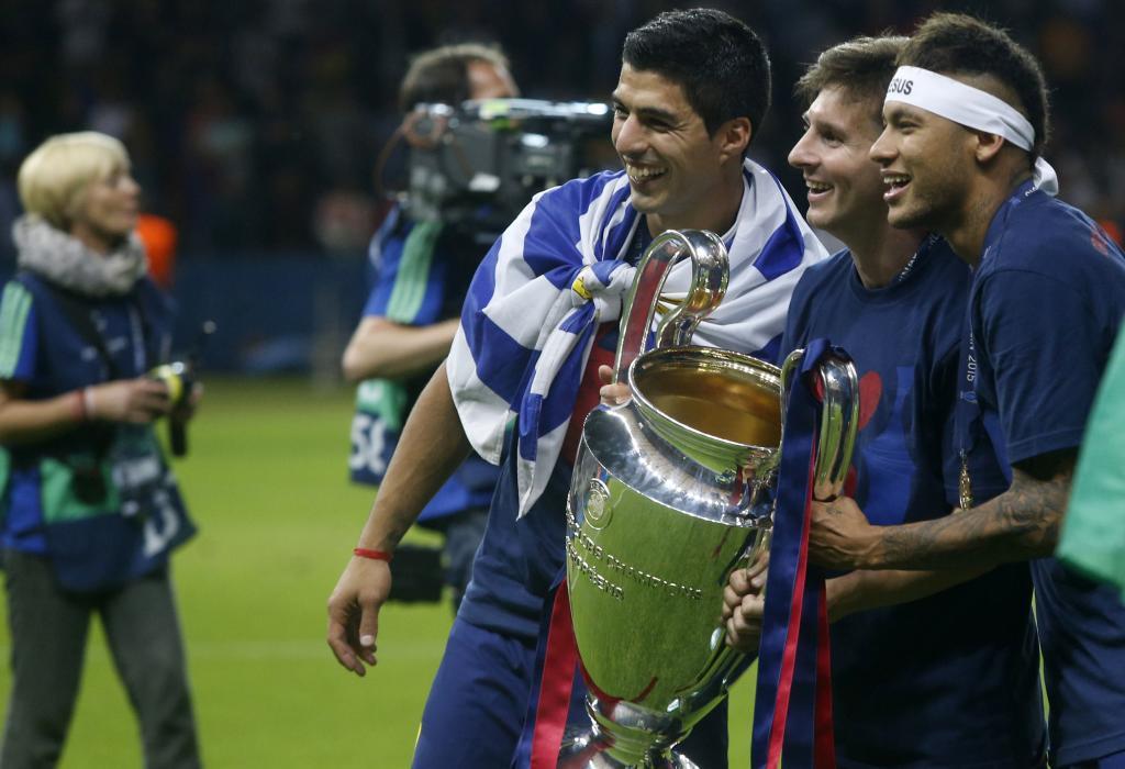 Messi posa con la copa de campeones 14/15. | MARCA.com
