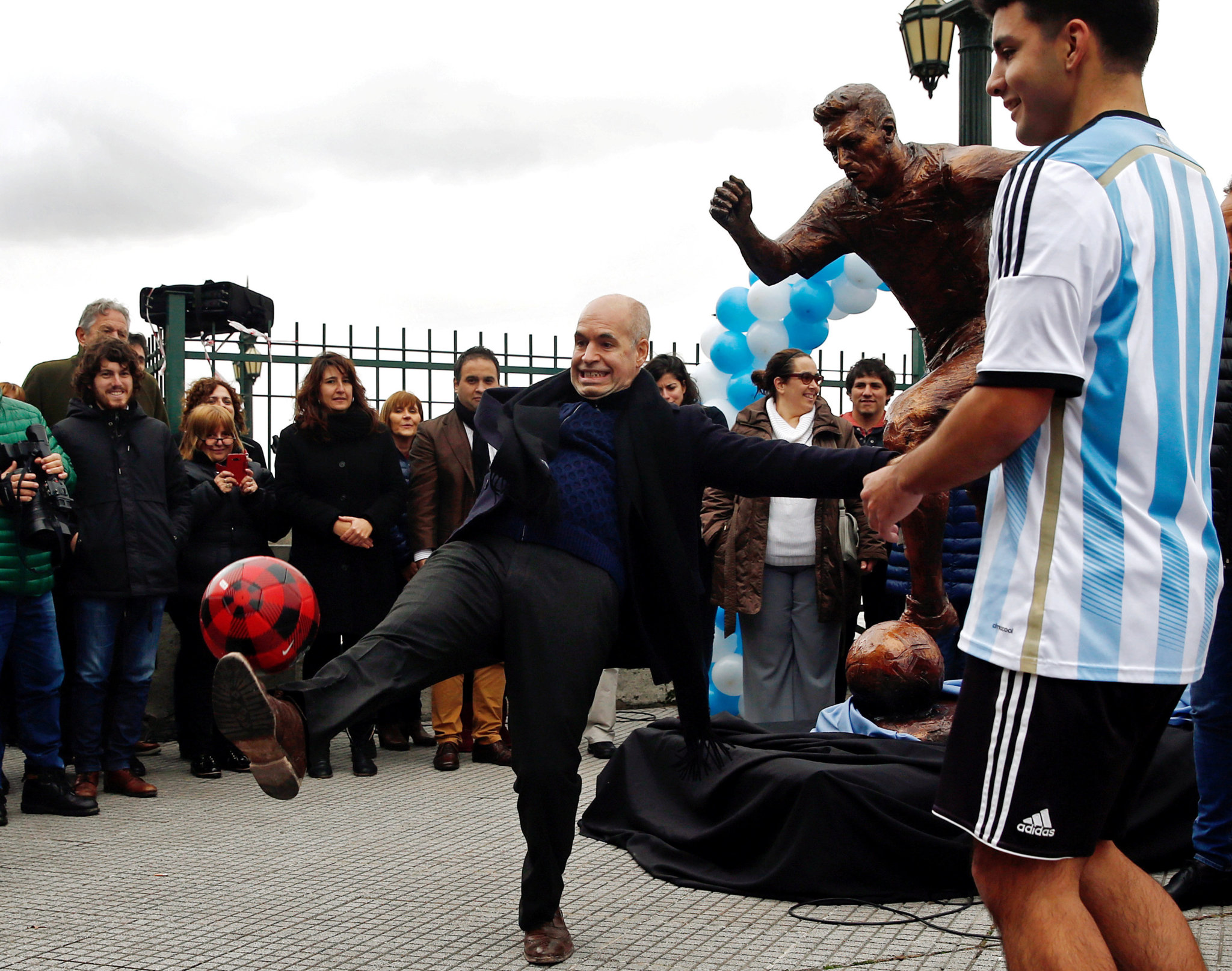 Messi statue unveiled amidst star's international turmoil - Foto 3 de ...
