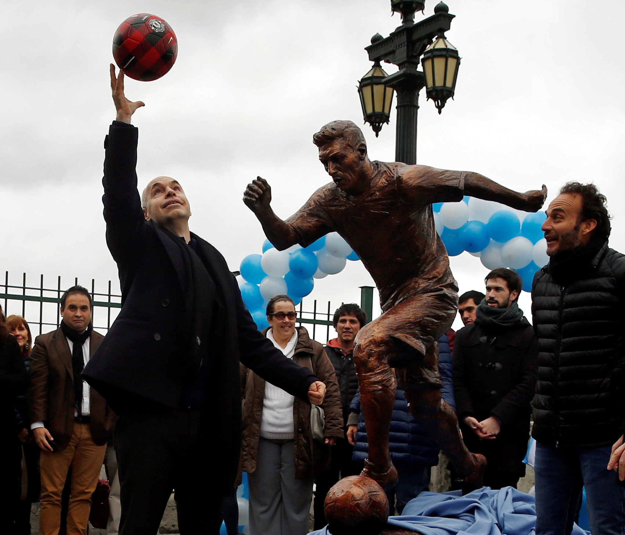 Messi statue unveiled amidst star's international turmoil - Foto 4 de ...