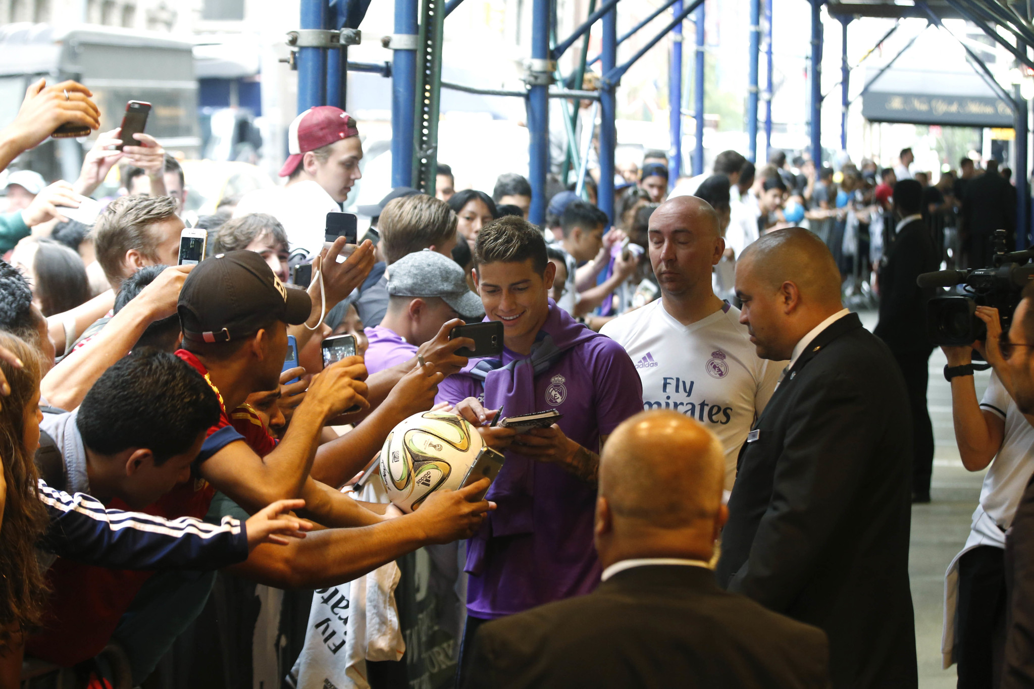 Real Madrid draw a crowd in NYC - Foto 4 de 8 | MARCA English