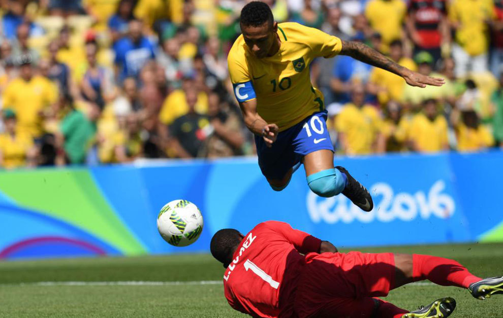 Neymar scares the Maracana - After falling in a collision with the ...