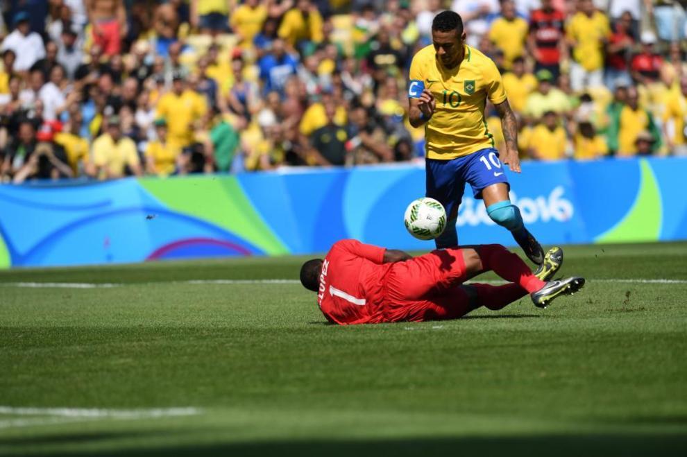 Falling to the ground after the collision | MARCA English