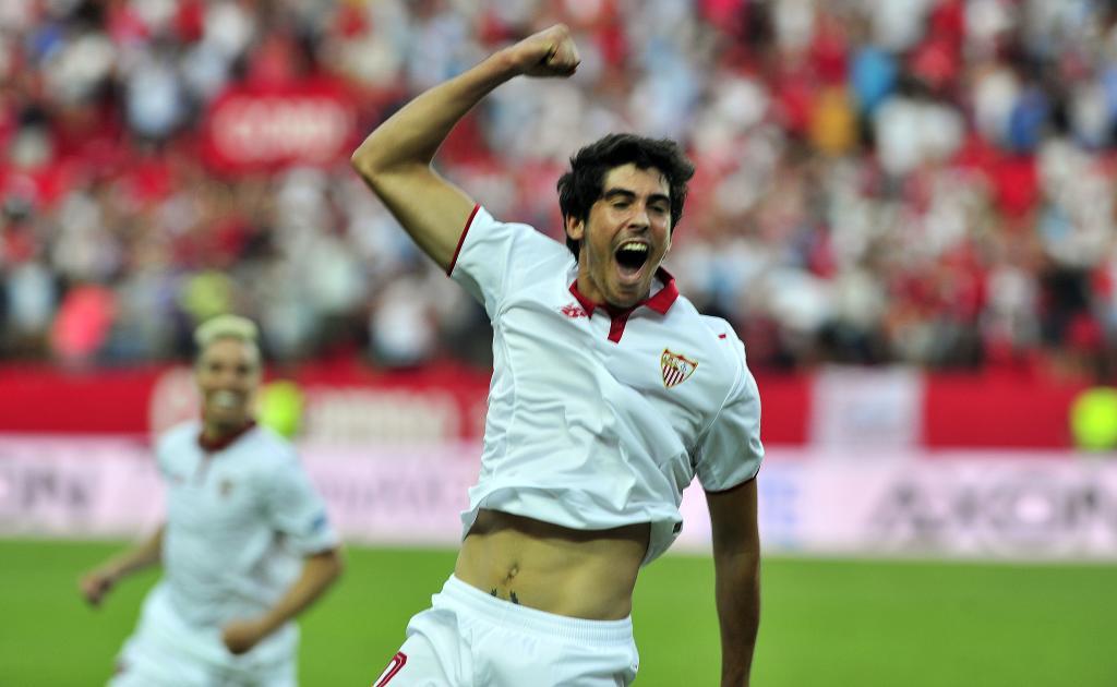 Carlos fernández celebra el gol que da la... | Marca.com