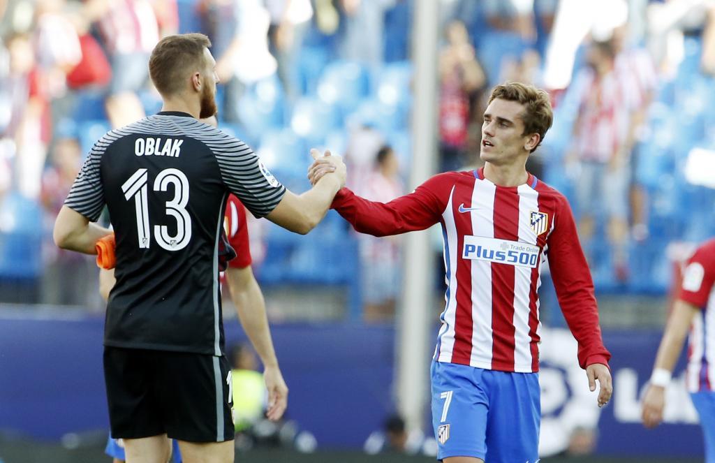 Goalkeeper and attacker salute three points | MARCA English