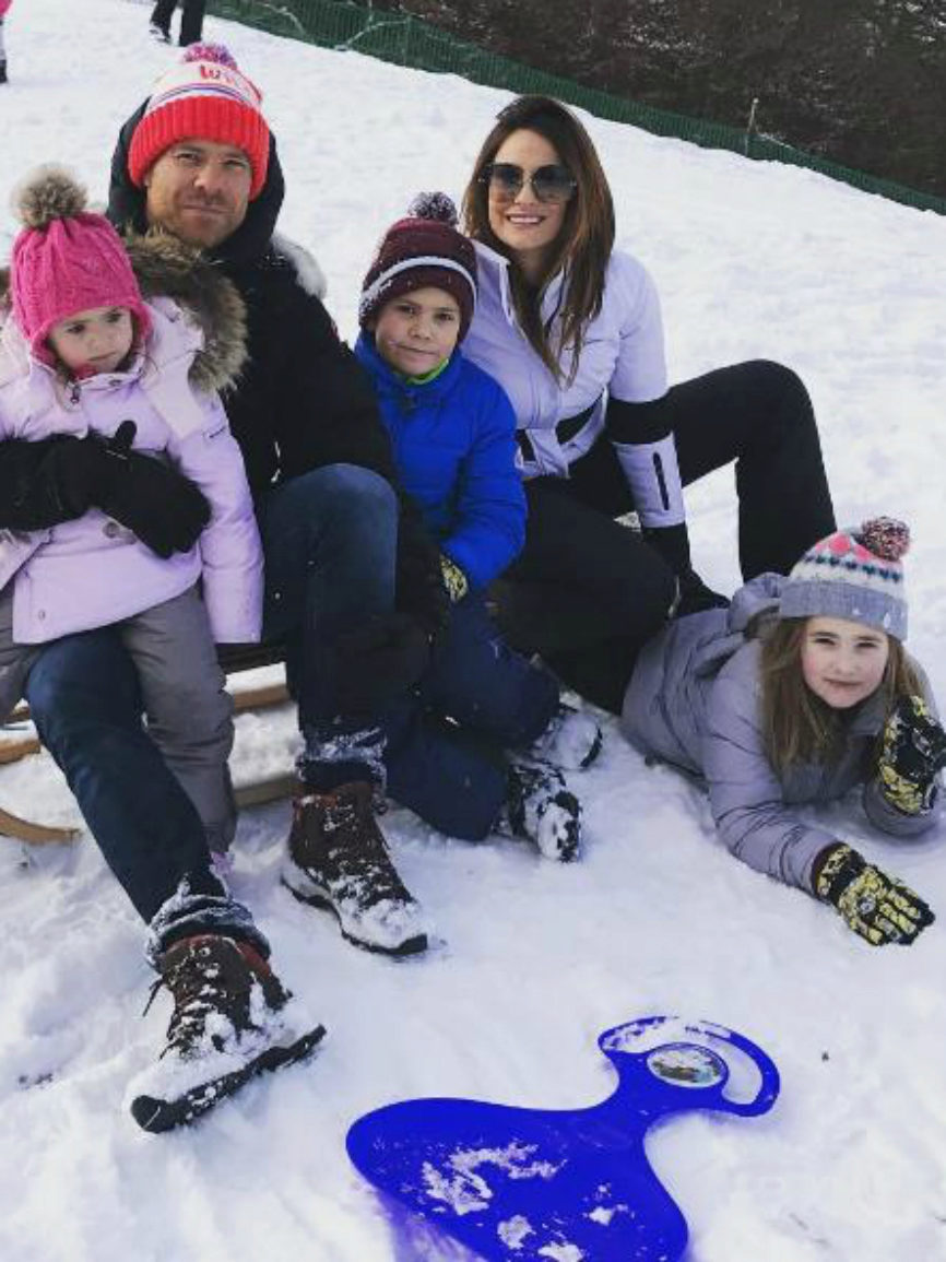 Xabi alonso junto a nagore aranburu y sus hijos... | Marca.com