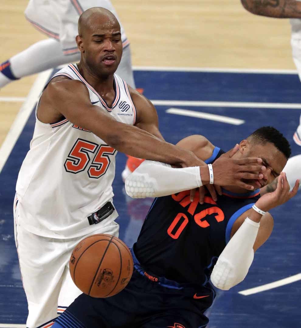 Westbrook se lleva un manotazo involuntario de... | MARCA.com
