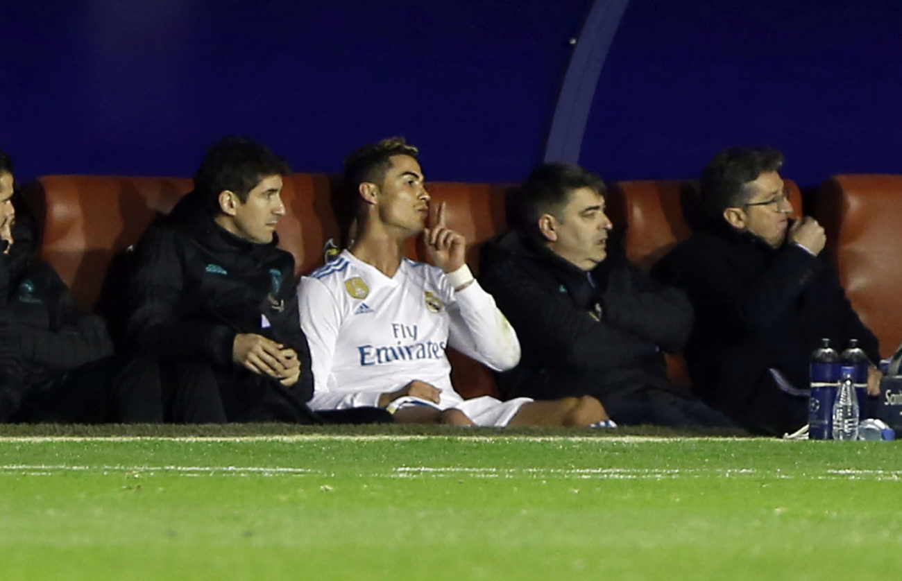 Football: When the players tell the crowd to be quiet... - Foto 3 de 17 ...