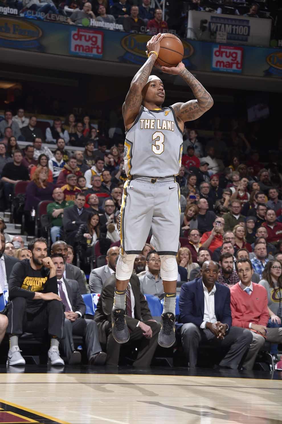 Isaiah thomas lanza a canasta ante la mirada de... | MARCA.com