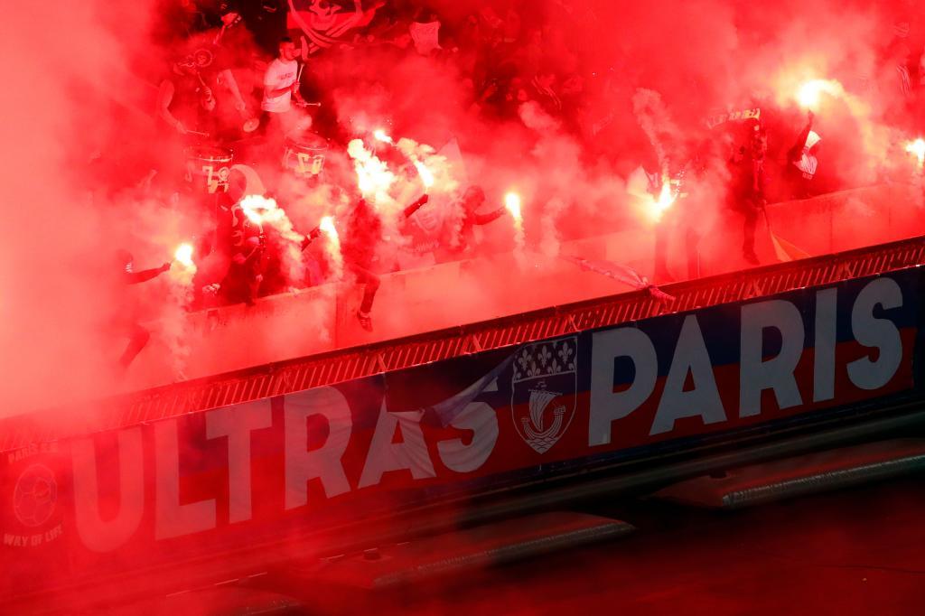 Champions League - PSG 1-2 Real Madrid: The smoke from the PSG ultras ...
