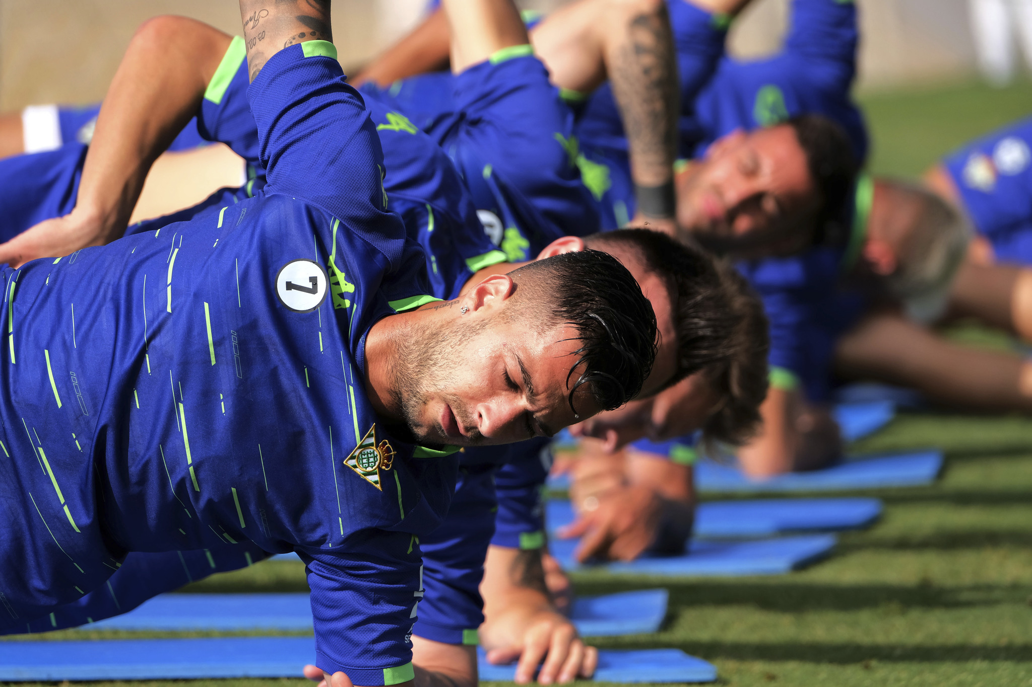 Sergio león, realizando ejercicios sobre el... | MARCA.com