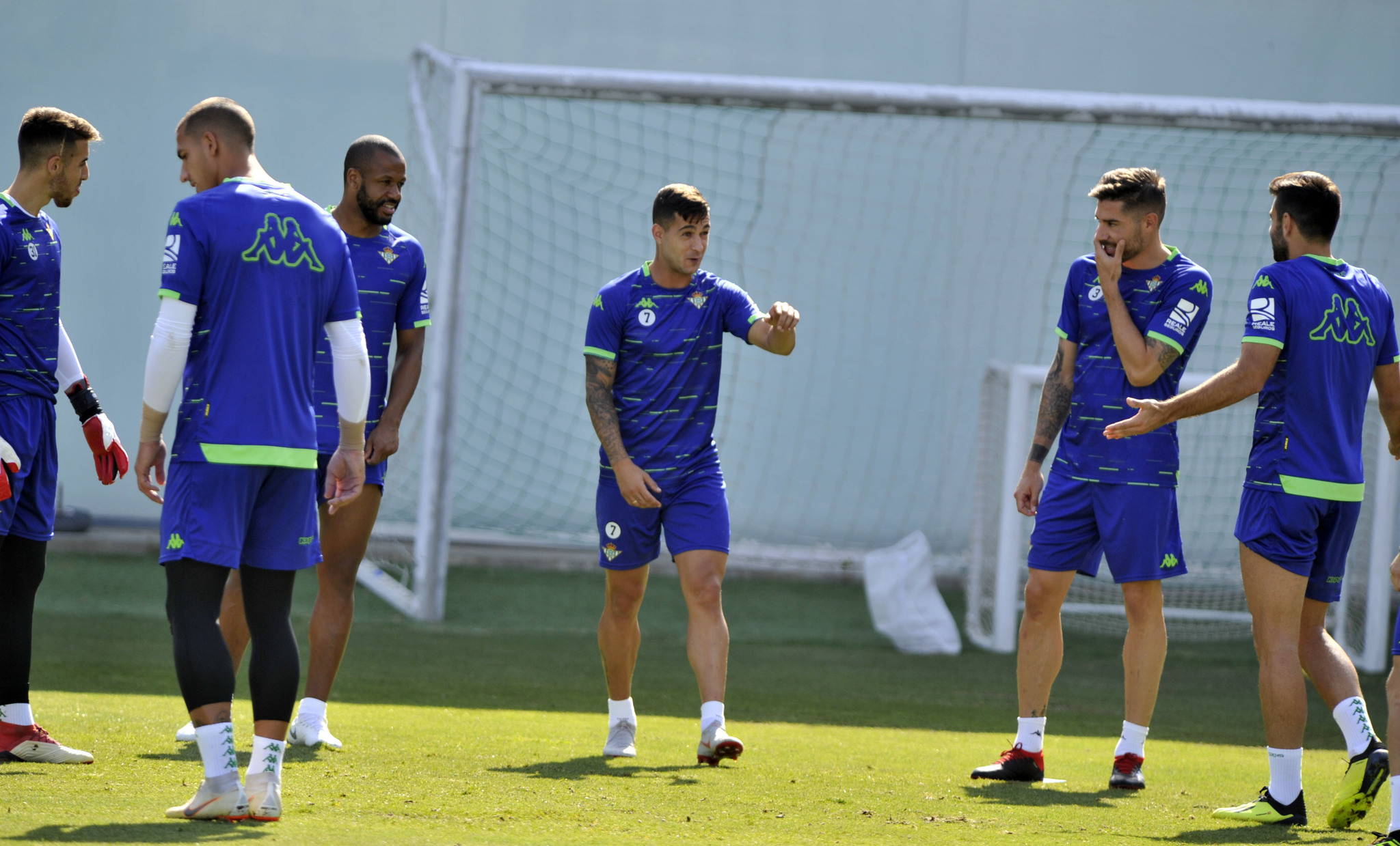 Sergio león, entre varios de sus compañeros. | MARCA.com