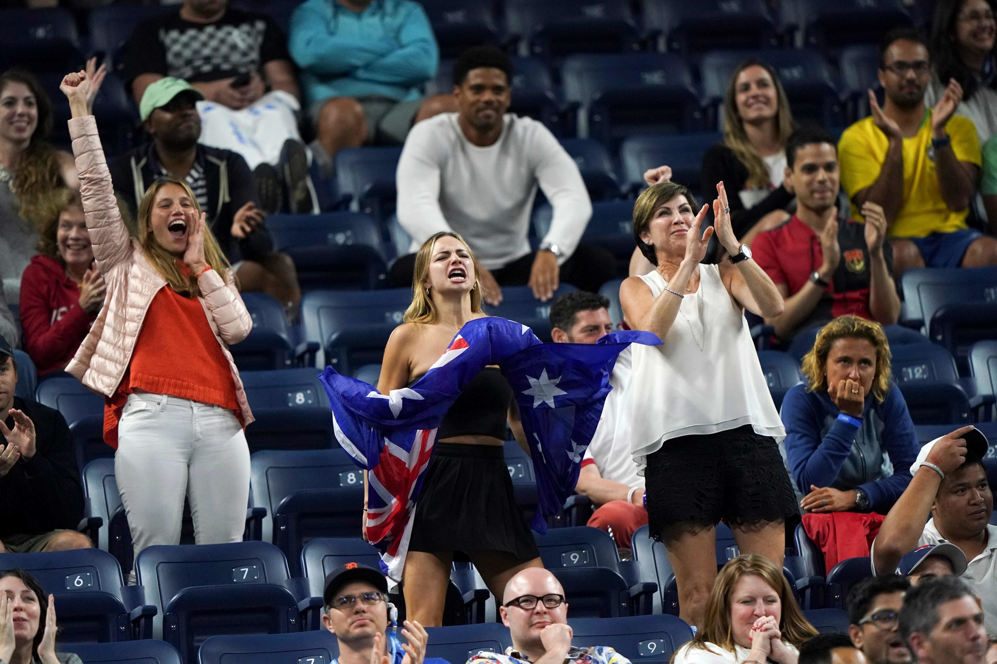 US Open 2018: Supporters cheering alex de minaur | MARCA English