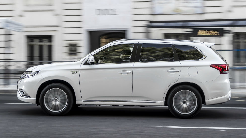 Mitsubishi Outlander PHEV MY19: Increased power and battery life - Foto ...