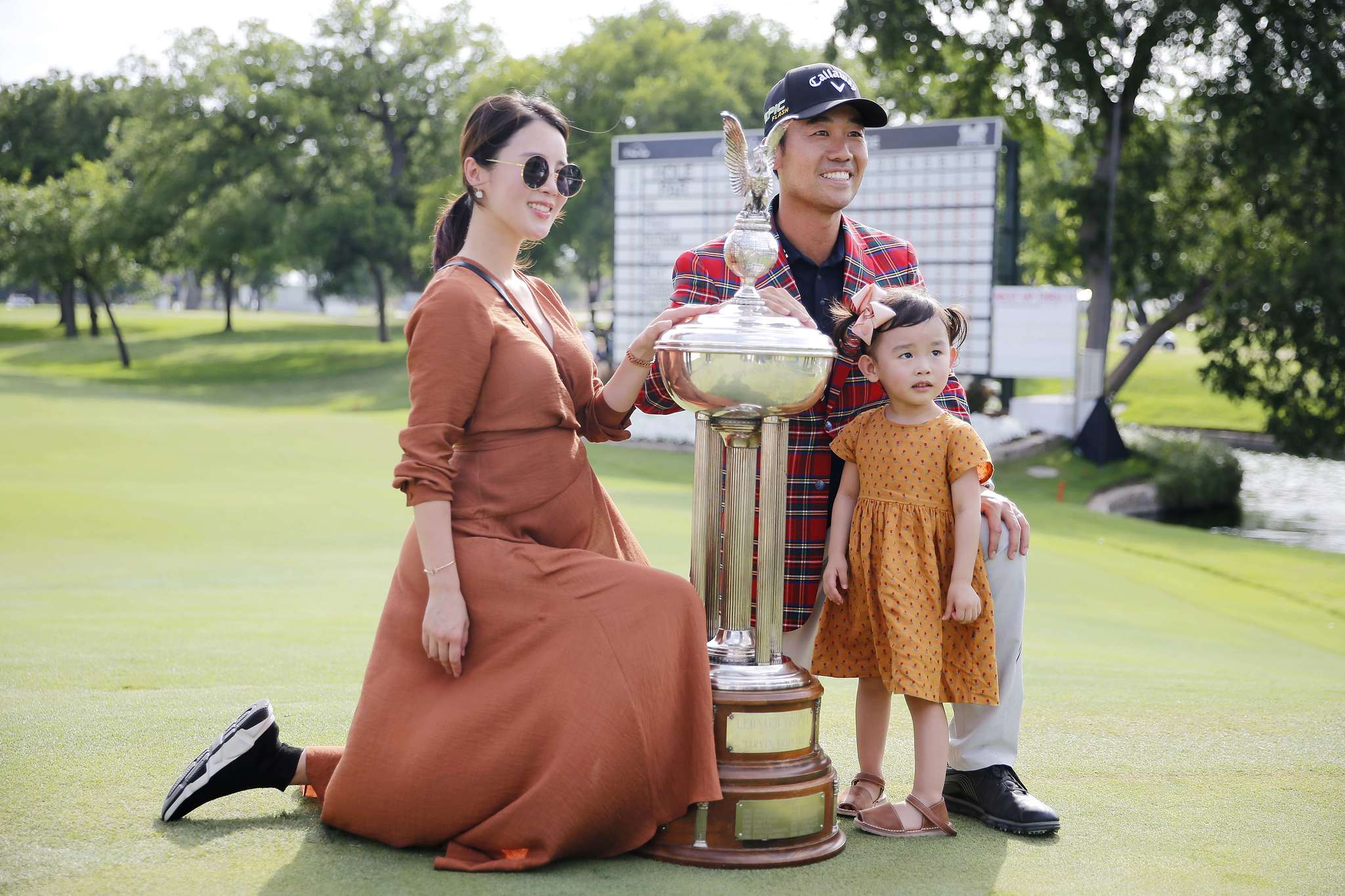 Golf: Golfer kevin na gifts his caddie a new car | MARCA English