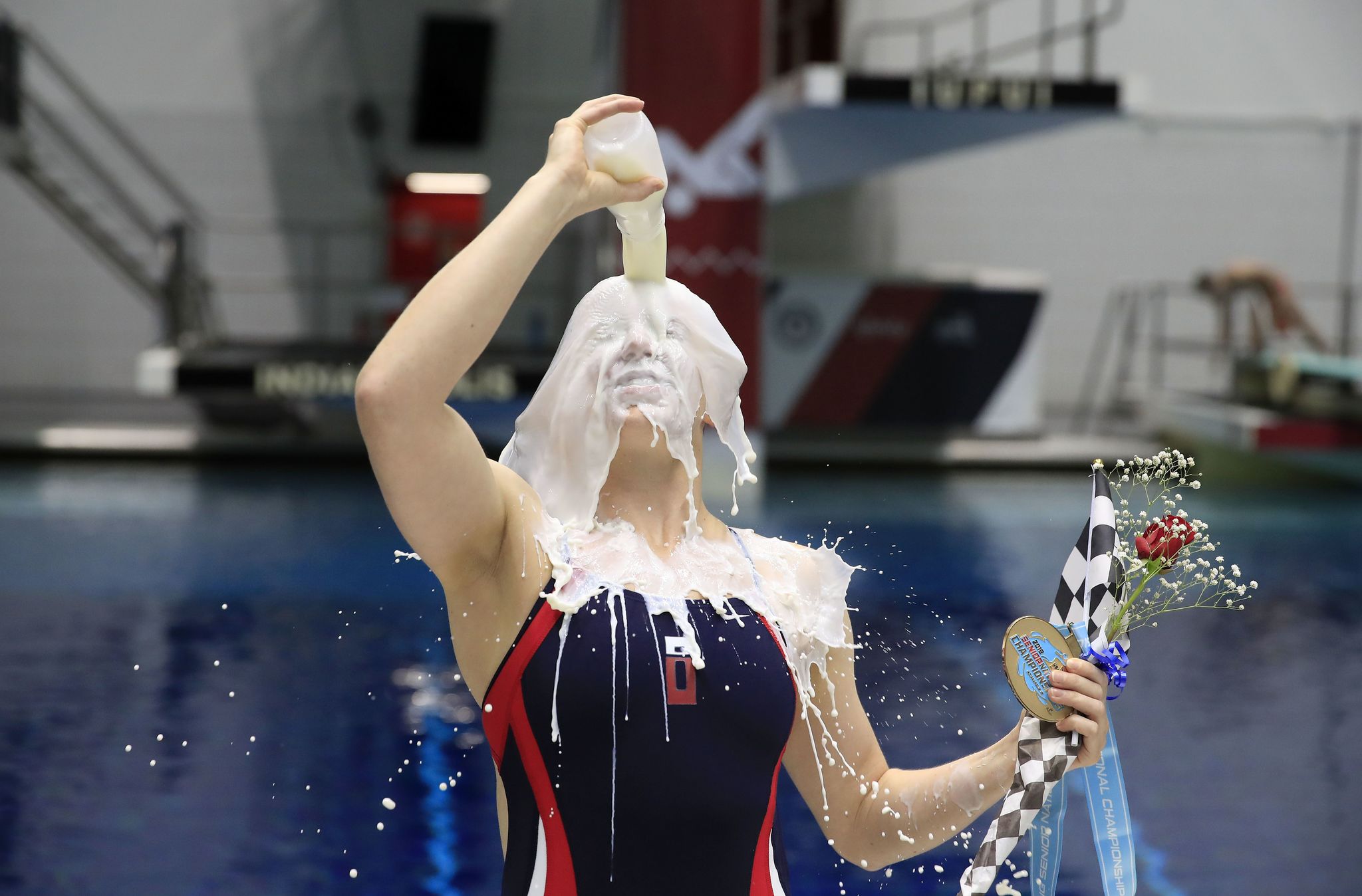 Natación: Amy magana celebró su triunfo derramándose en la... | MARCA.com