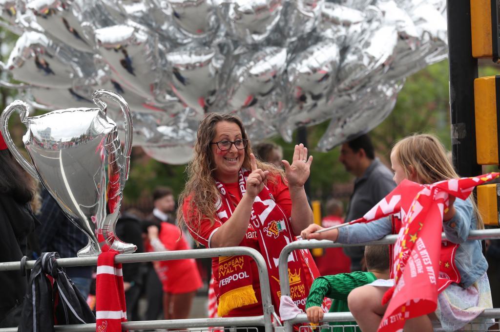 Thousands of liverpool fans gathered in the... | MARCA English