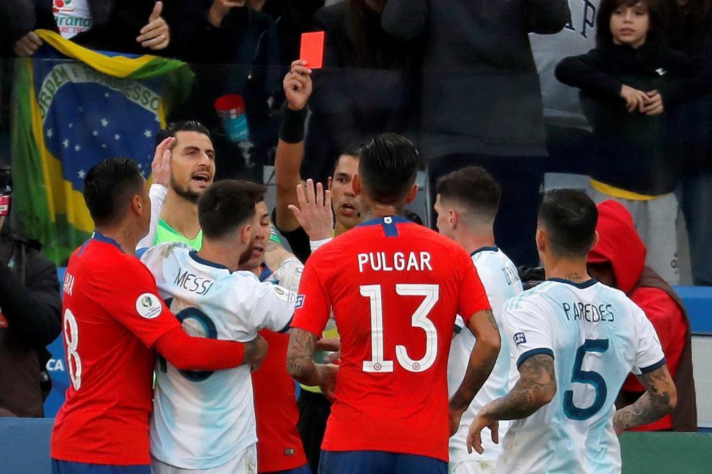 In pictures: The Messi and Medel red card incident - Foto 7 de 10 ...