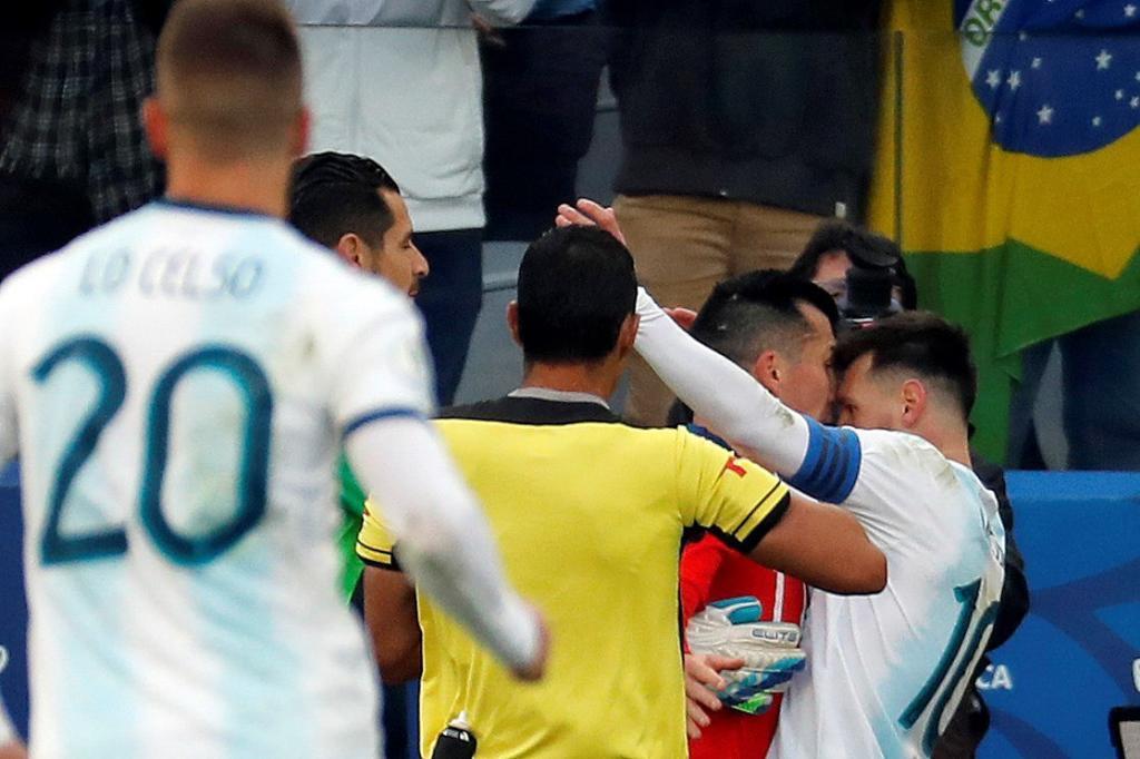 In pictures: The Messi and Medel red card incident - Foto 9 de 10 ...