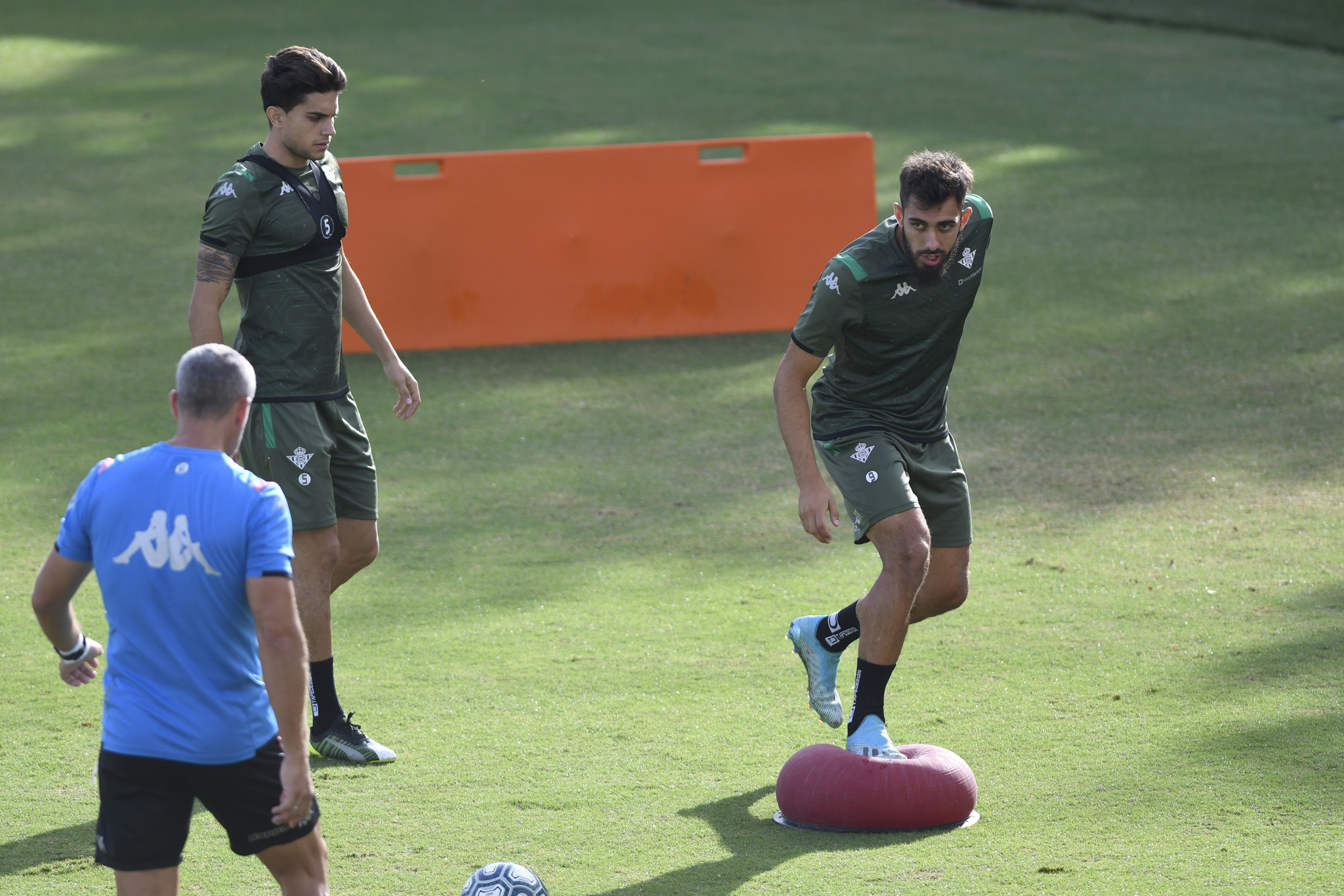 Borja iglesias y marc bartra. | MARCA.com