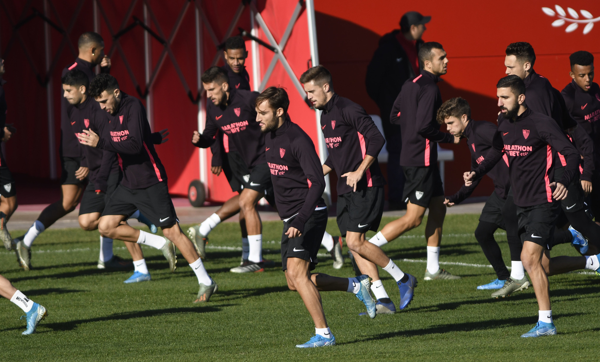 Sevilla FC Los jugadores del sevilla, en pleno calentamiento. | MARCA.com
