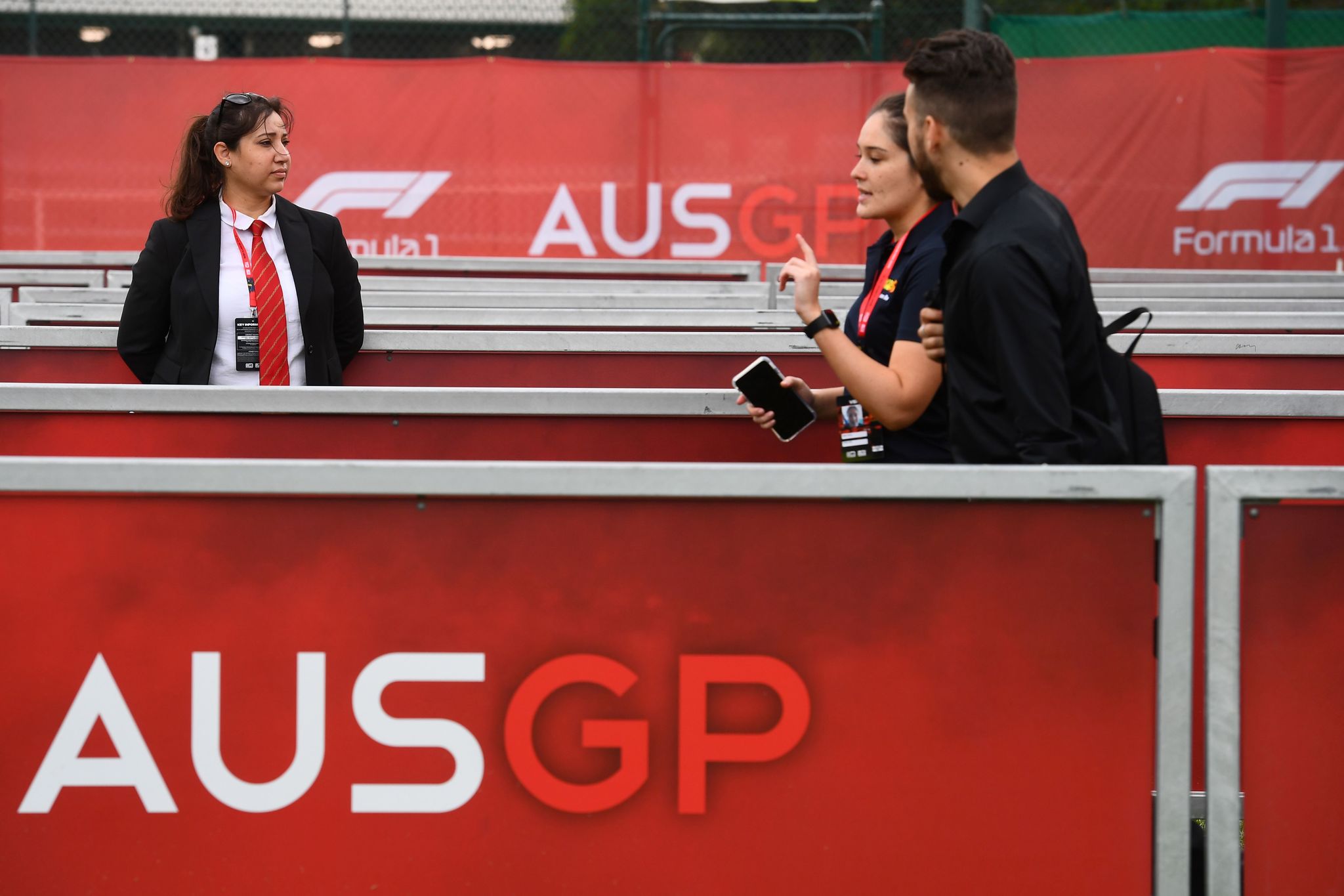 GP Australia F1 2020Una guardia de seguridad mira cómo van saliendo ...