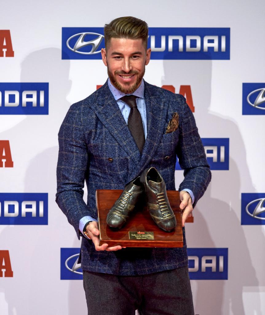 Real Madrid Sergio ramos with the trophy awarded to the... | MARCA English