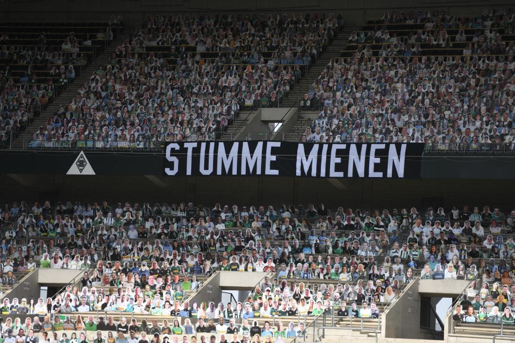 Gladbach's cardboard fans: Their goalkeeper, a legendary side... and ...