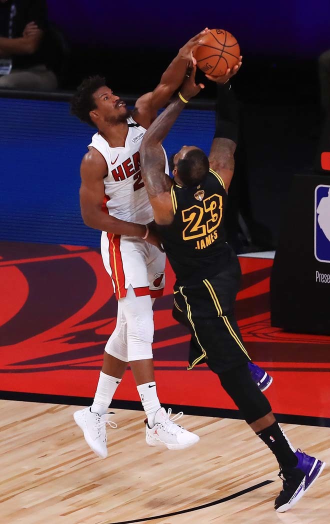 Jimmy butler blocking lebron james in the nba... | MARCA English