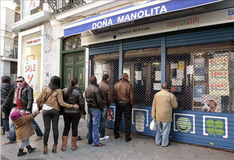 Doña Manolita: 117 años repartiendo suerte en la Lotería de Navidad | Marca