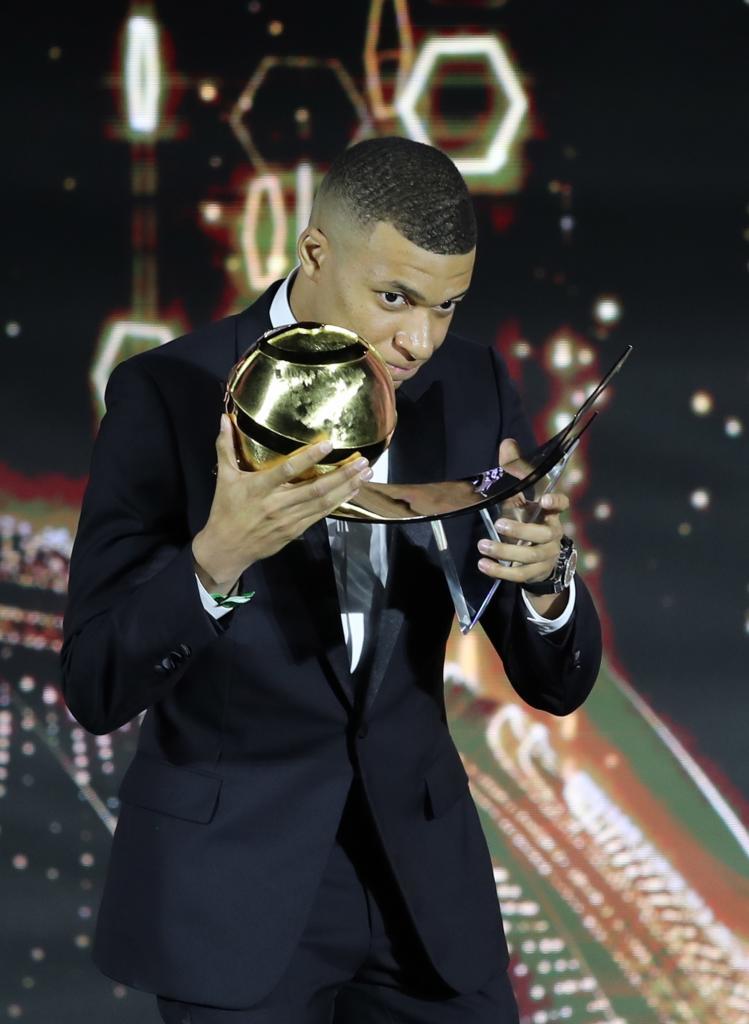 Mbappé, con su galardón. | MARCA.com