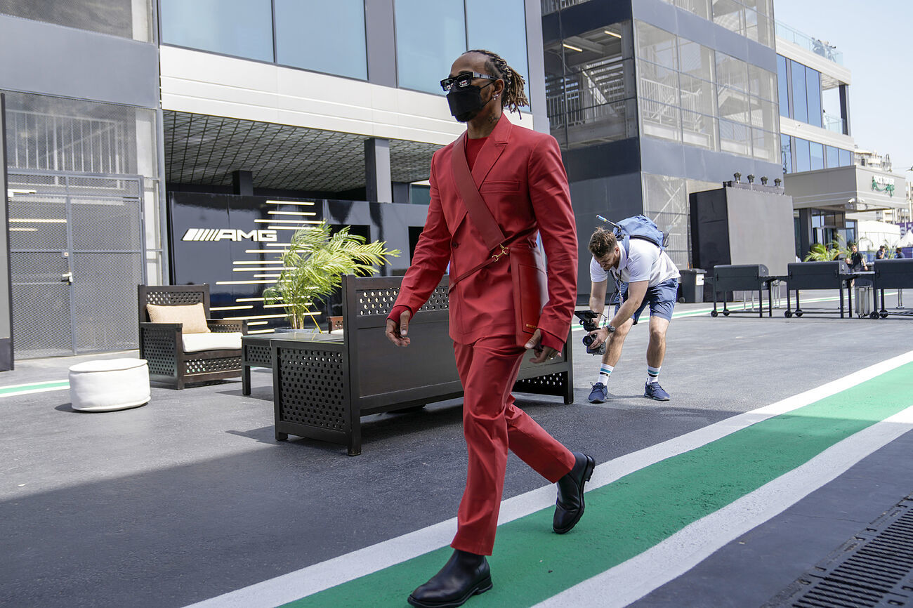 Lewis Hamilton raises eyebrows in the F1 paddock by wearing a Ferrari ...