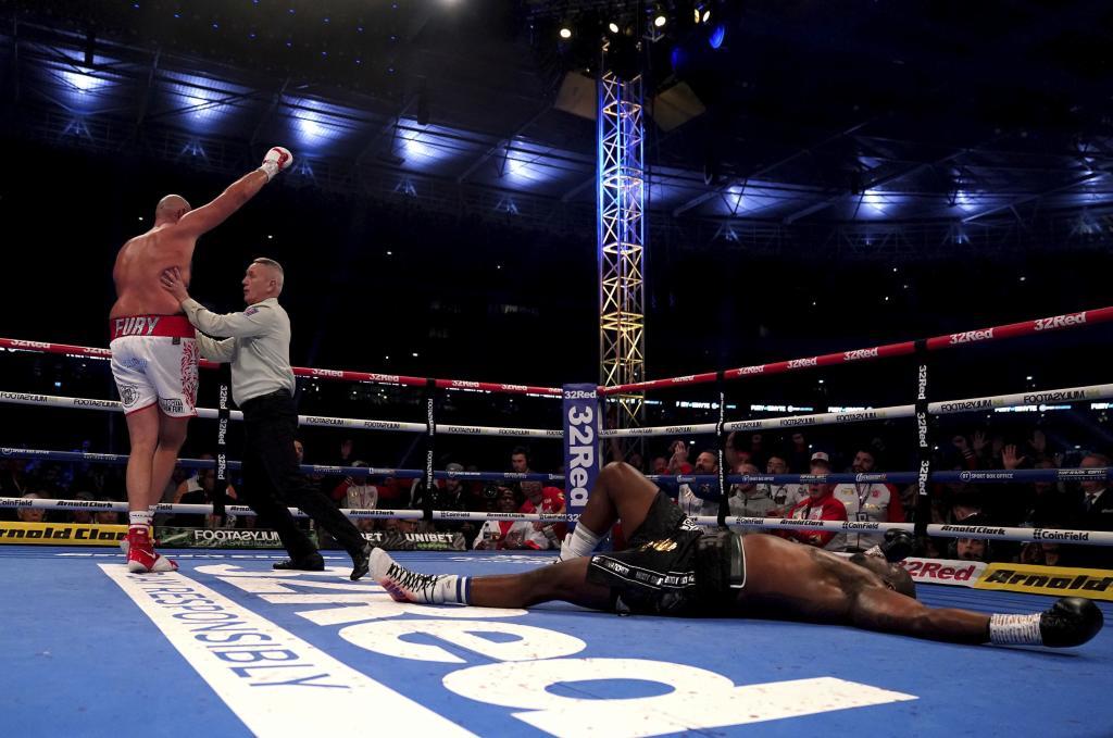 BoxingTyson fury celebrates after knocking down dillian... | MARCA English