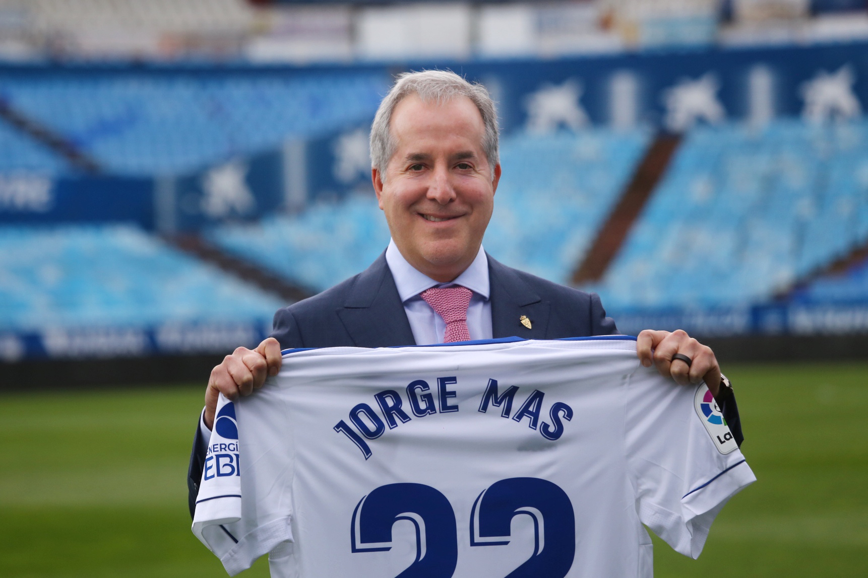 Zaragoza Jorge mas posa con su camiseta con el número 22. | MARCA.com