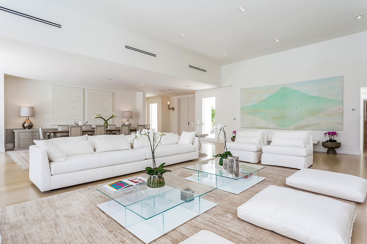 The house, minimalist and totally white, has six... | MARCA English