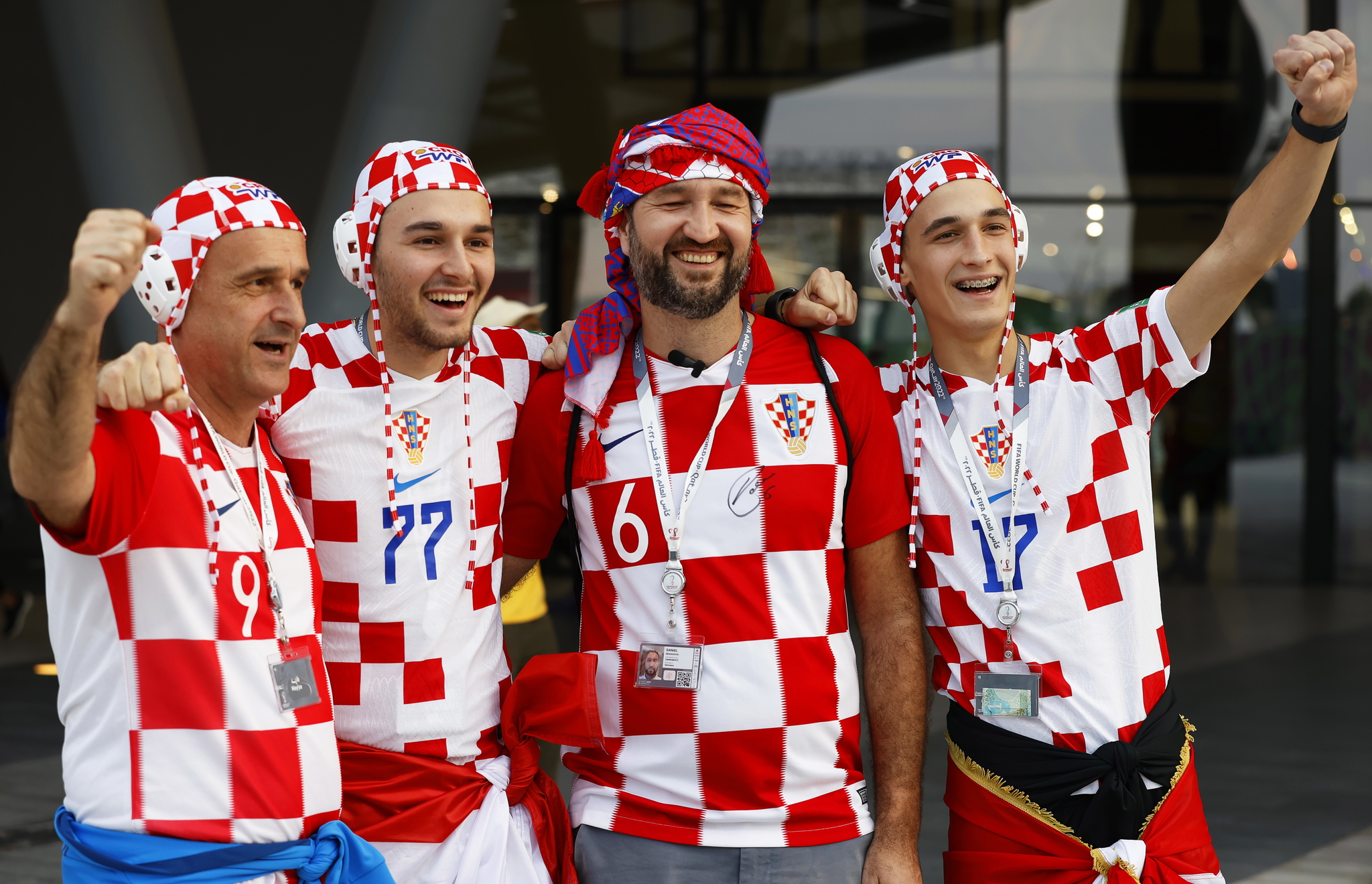 Mundial 2022 QatarAficionados croatas en los alrededores del estadio ...