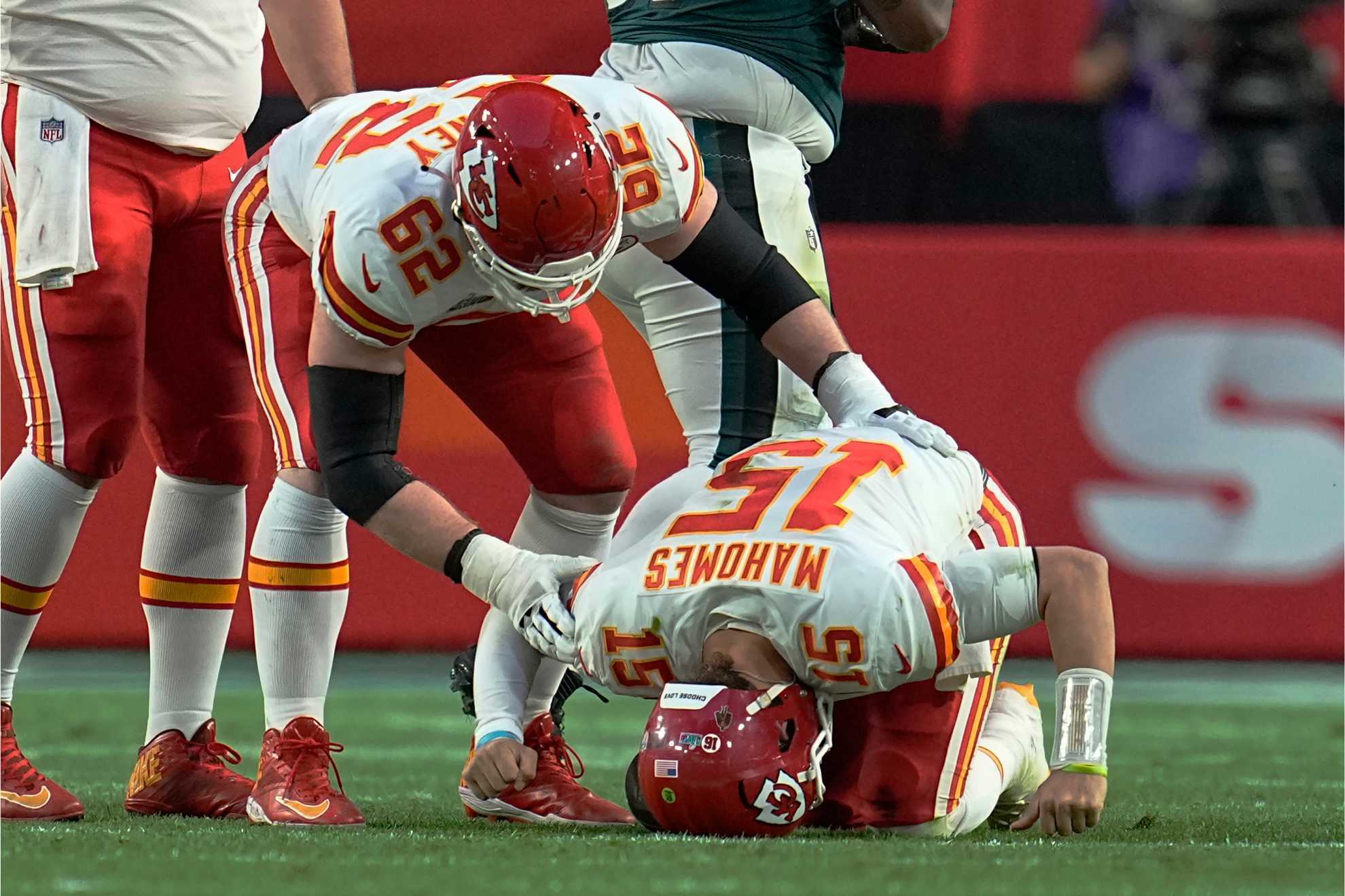 Mahomes, after being struck on the field | MARCA English
